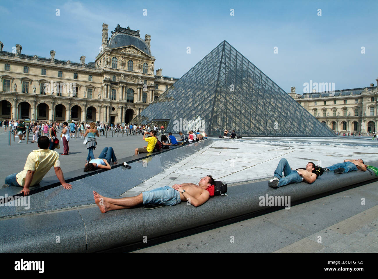 Inverted pyramid louvre museum hi-res stock photography and images - Alamy
