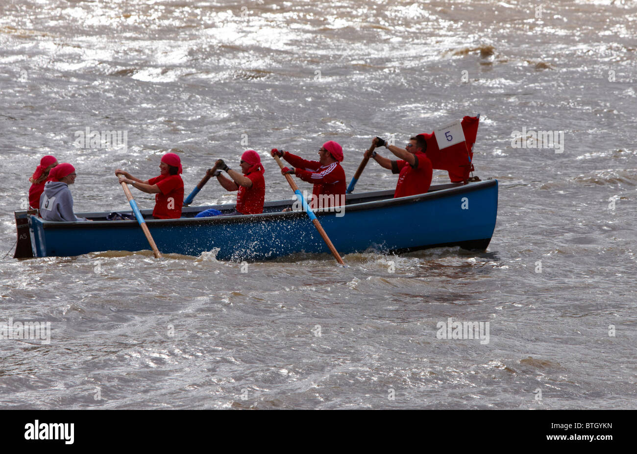 Crews battle rough conditions in the 2010 annual Thames River Race ...