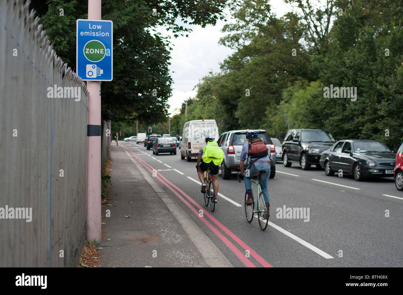 Sign warning motorists entering London low emissions zone Stock Photo ...