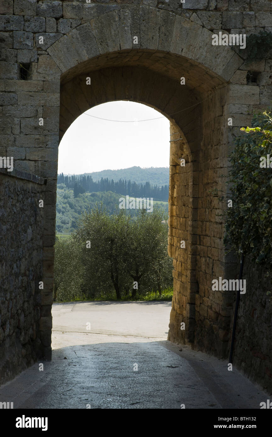 Entrance arched gateway to Monteriggioni Stock Photo - Alamy