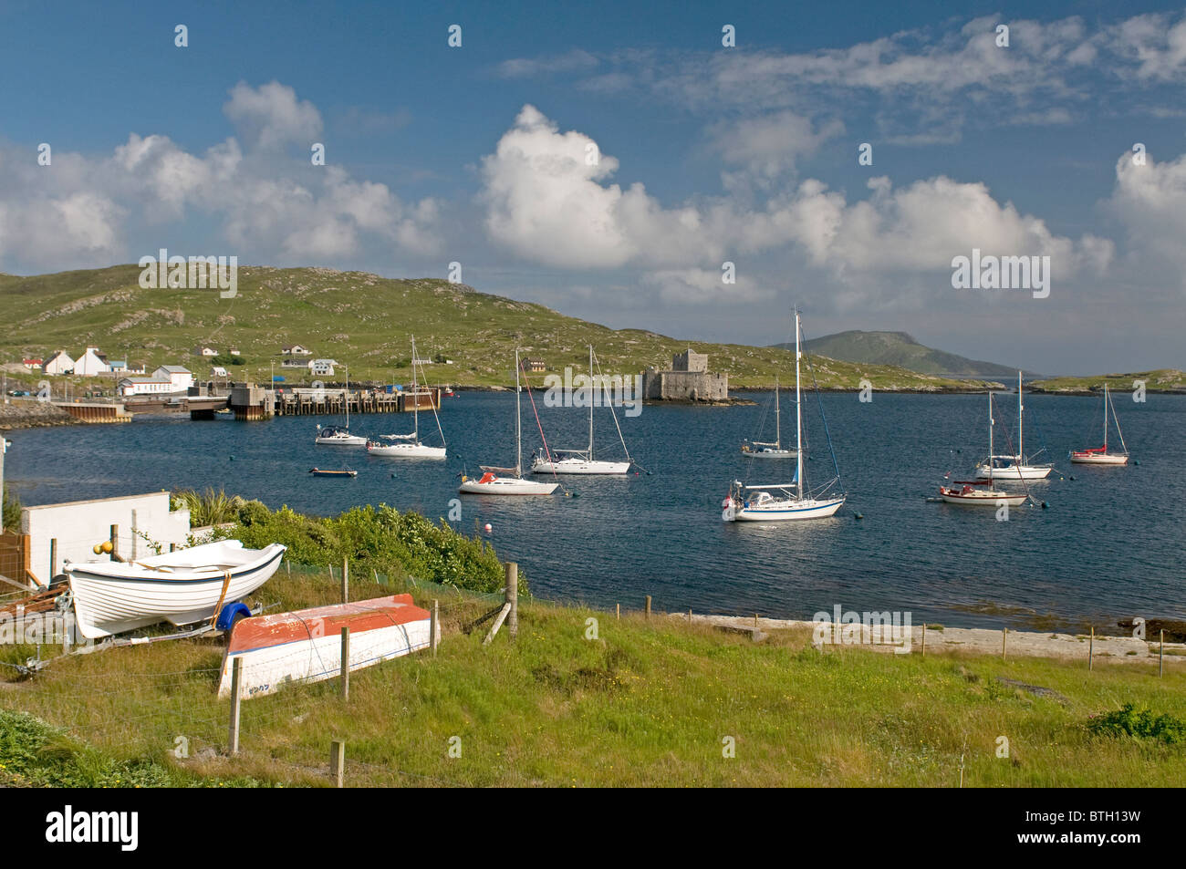 Kisimul Castle, home of the Clan MacRae in Castlebay, Isle of Barra ...