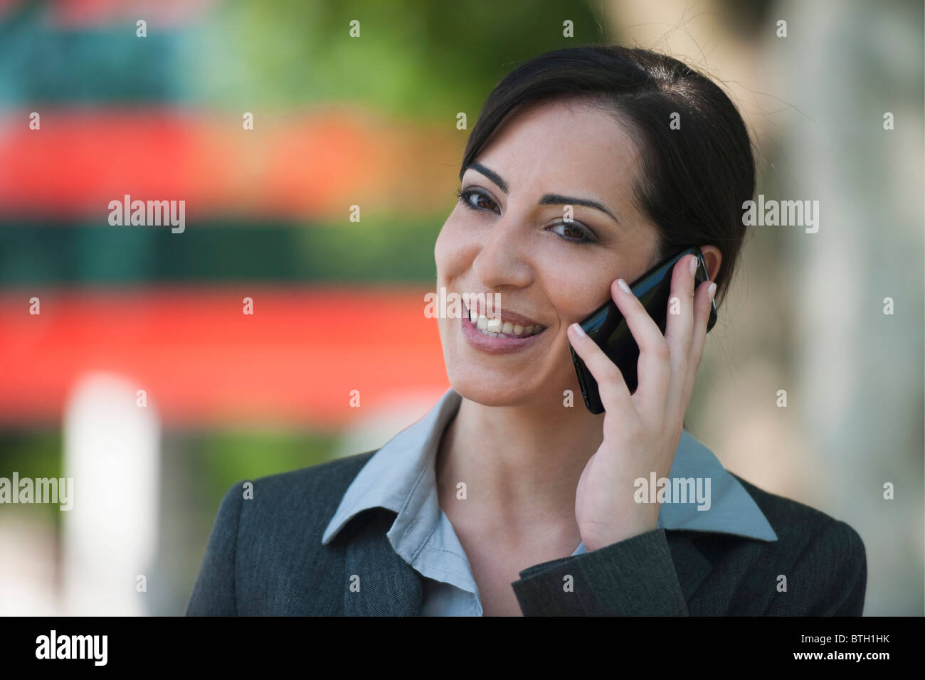 Young woman on smartphone Stock Photo - Alamy