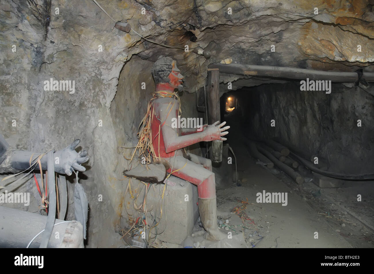 Devil statue hi-res stock photography and images - Alamy