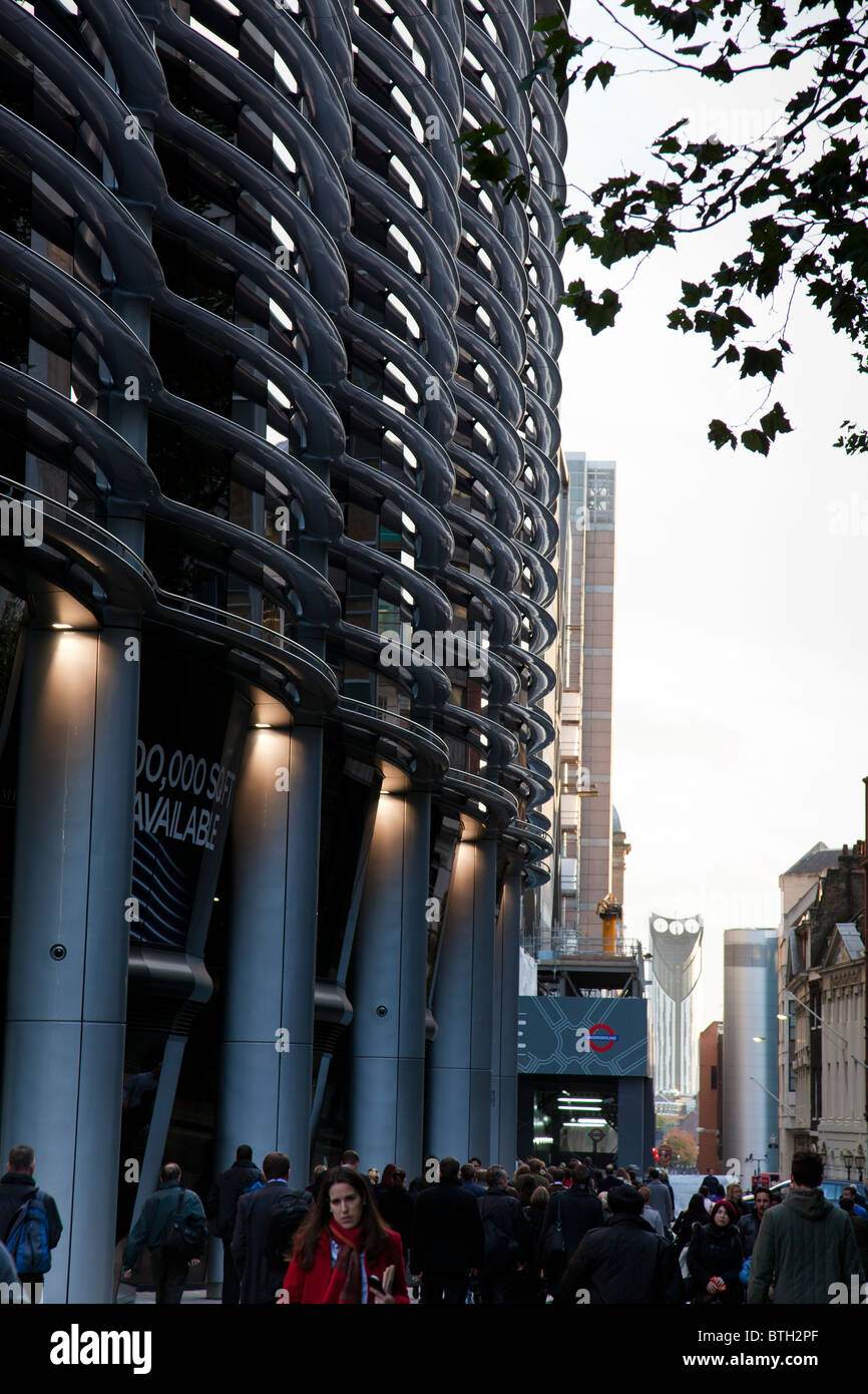 Office block building pedestrian hi-res stock photography and images ...