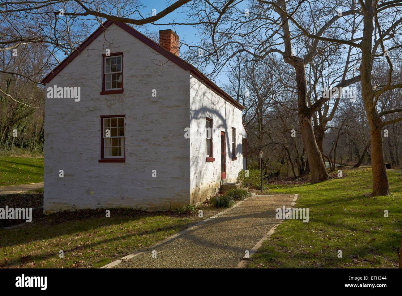 The side and front exterior of Lockhouse 6 on the C&O Canal, Potomac ...