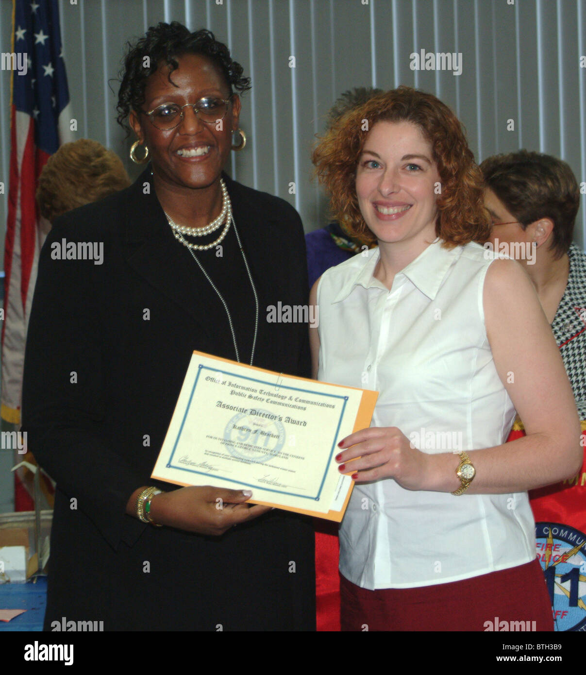 A 911 dispatcher (white woman ) gets an award for her actions during a ...