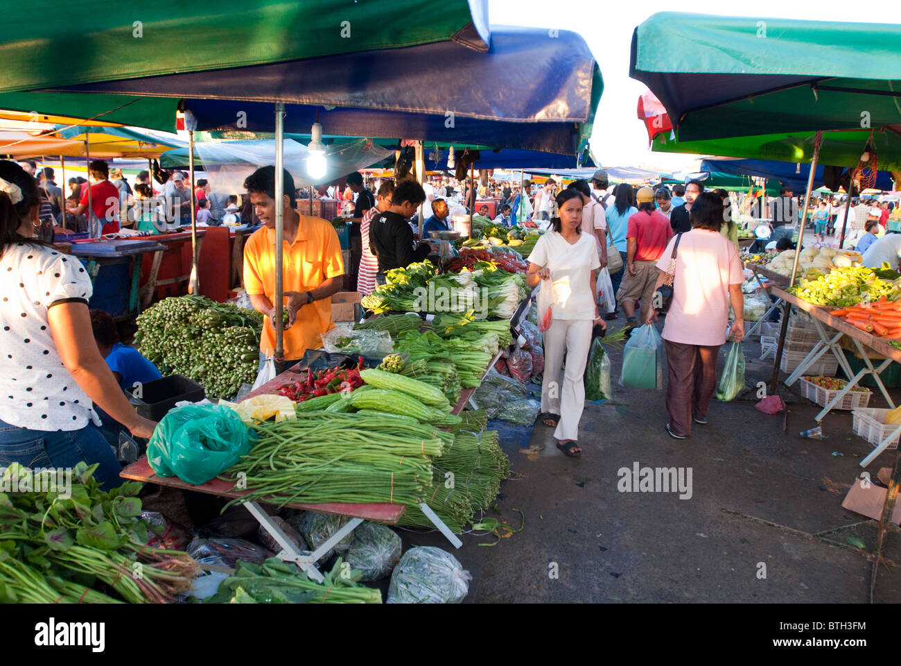 Filipino street market Kota Kinabalu Borneo Stock Photo - Alamy