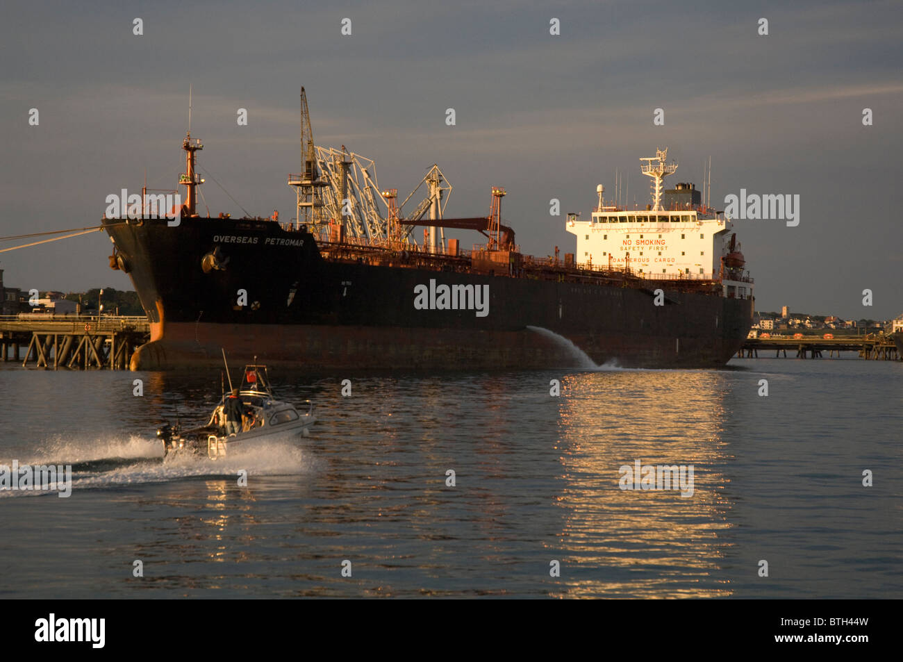 Oil tanker at berth hi-res stock photography and images - Alamy