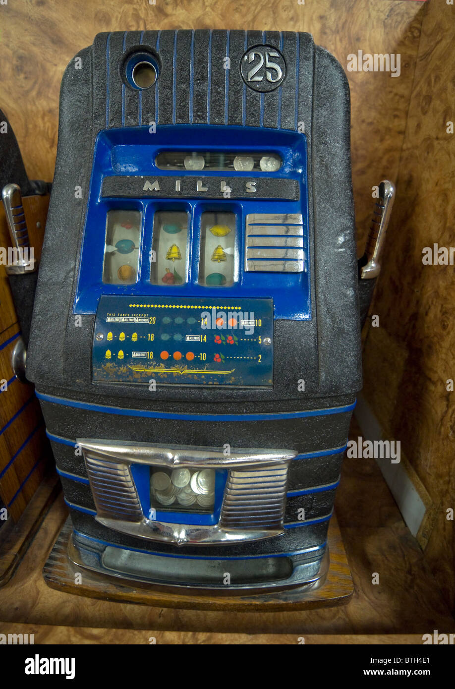 Old slot machines hi-res stock photography and images - Alamy