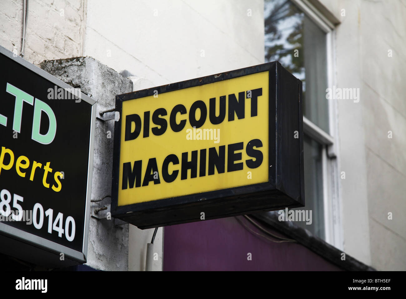 Discount sign hi-res stock photography and images - Alamy