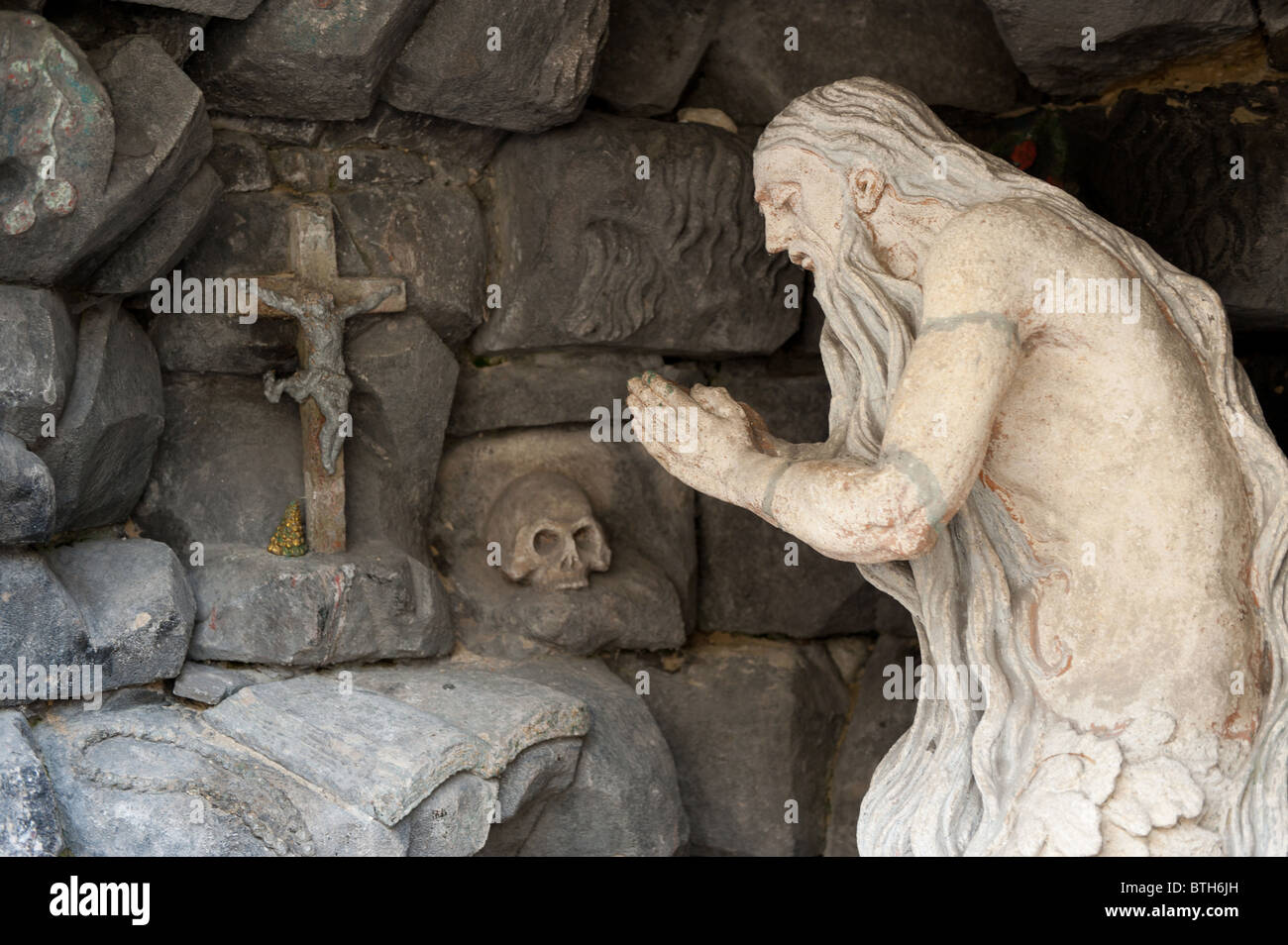Old man praying statue hi-res stock photography and images - Alamy