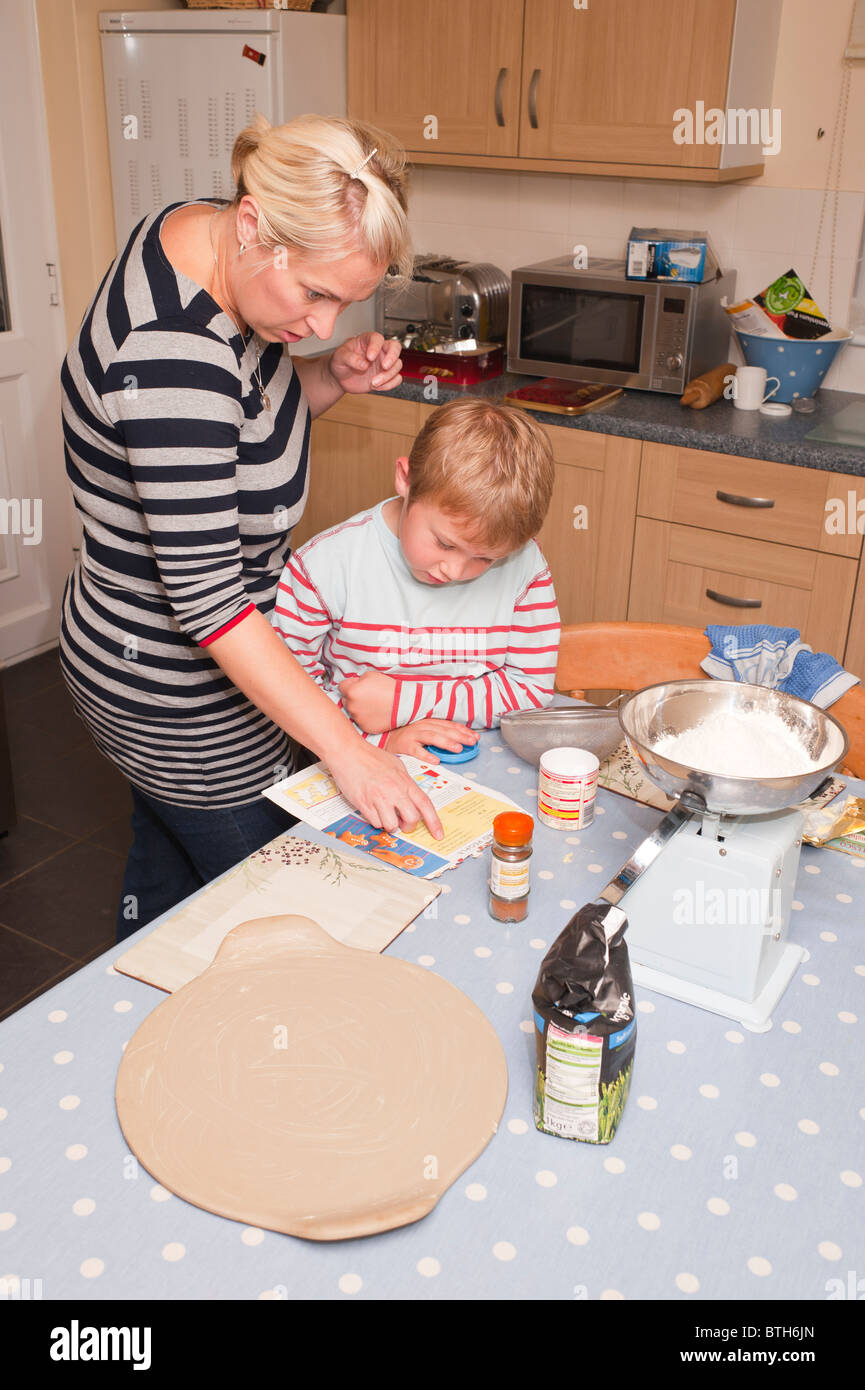Mum children cooking uk hi-res stock photography and images - Alamy