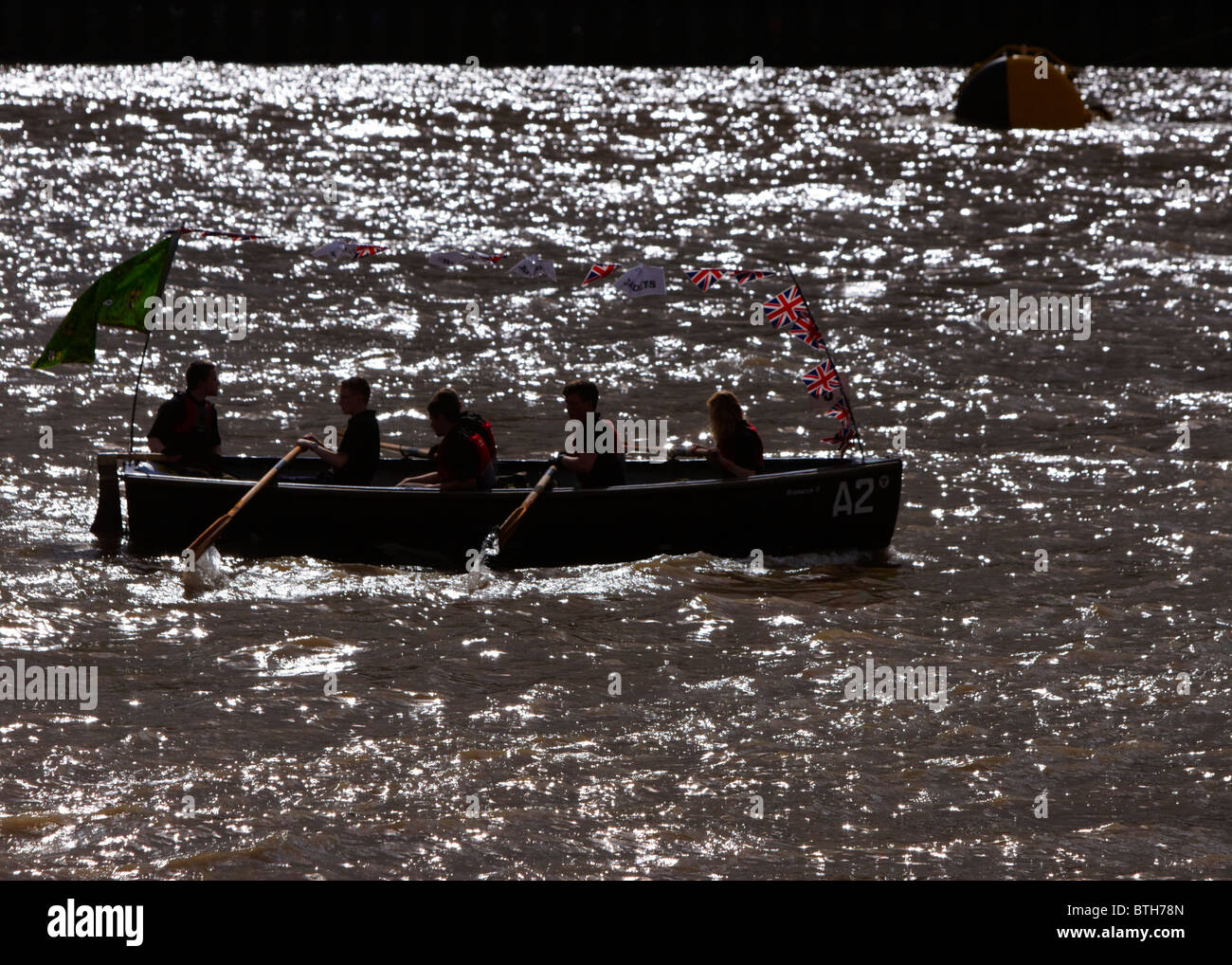 Crews battle rough conditions in the 2010 annual Thames River Race ...
