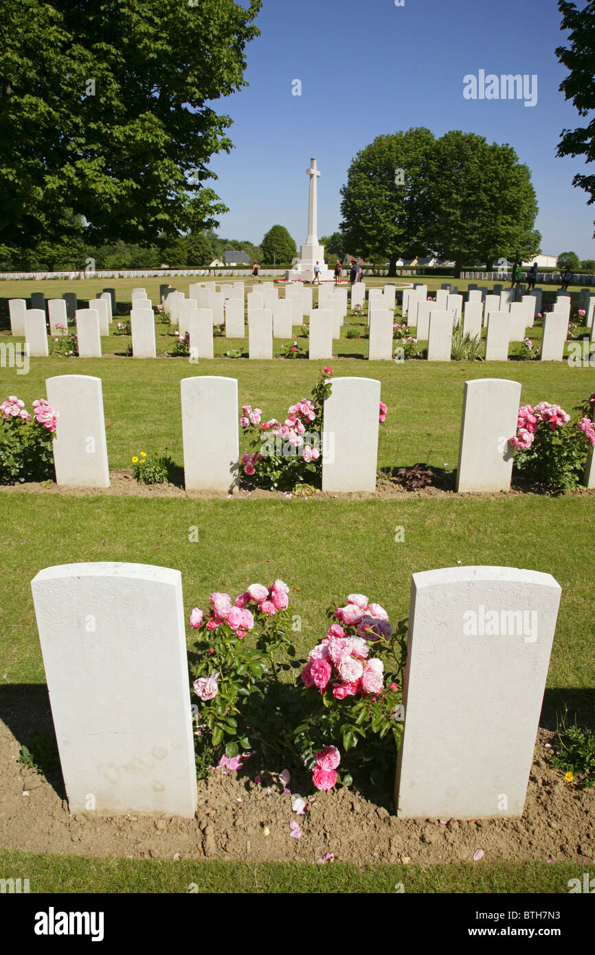 Allied soldiers' graves and memorial cross in British War Cemetery ...