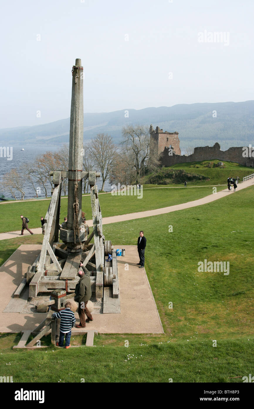 Ancient catapult hi-res stock photography and images - Alamy