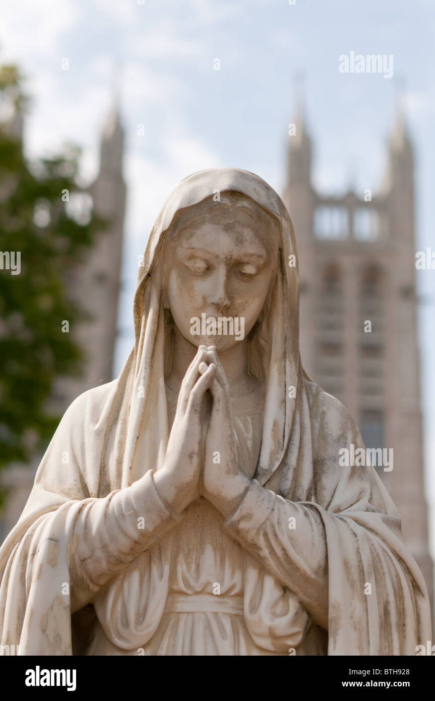 Praying statue in front mary hi-res stock photography and images - Alamy