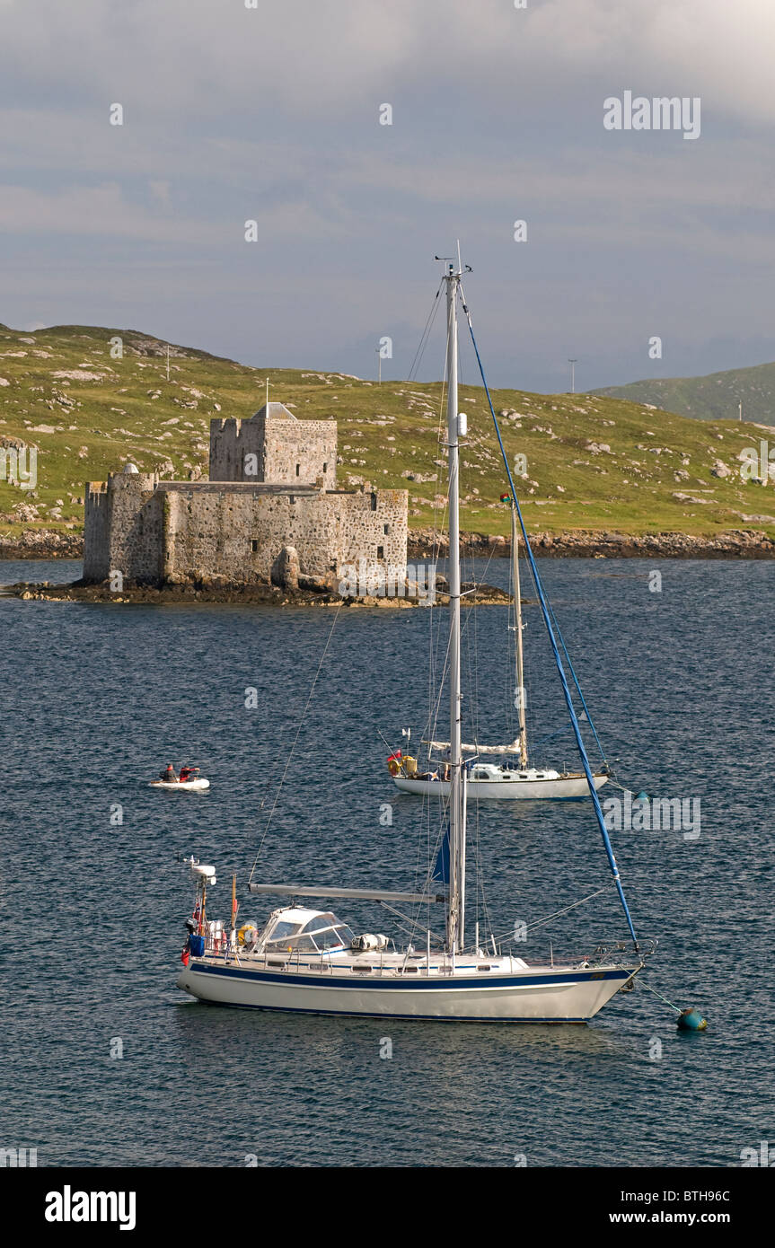 Kisimul Castle, home of the Clan MacRae in Castlebay, Isle of Barra ...