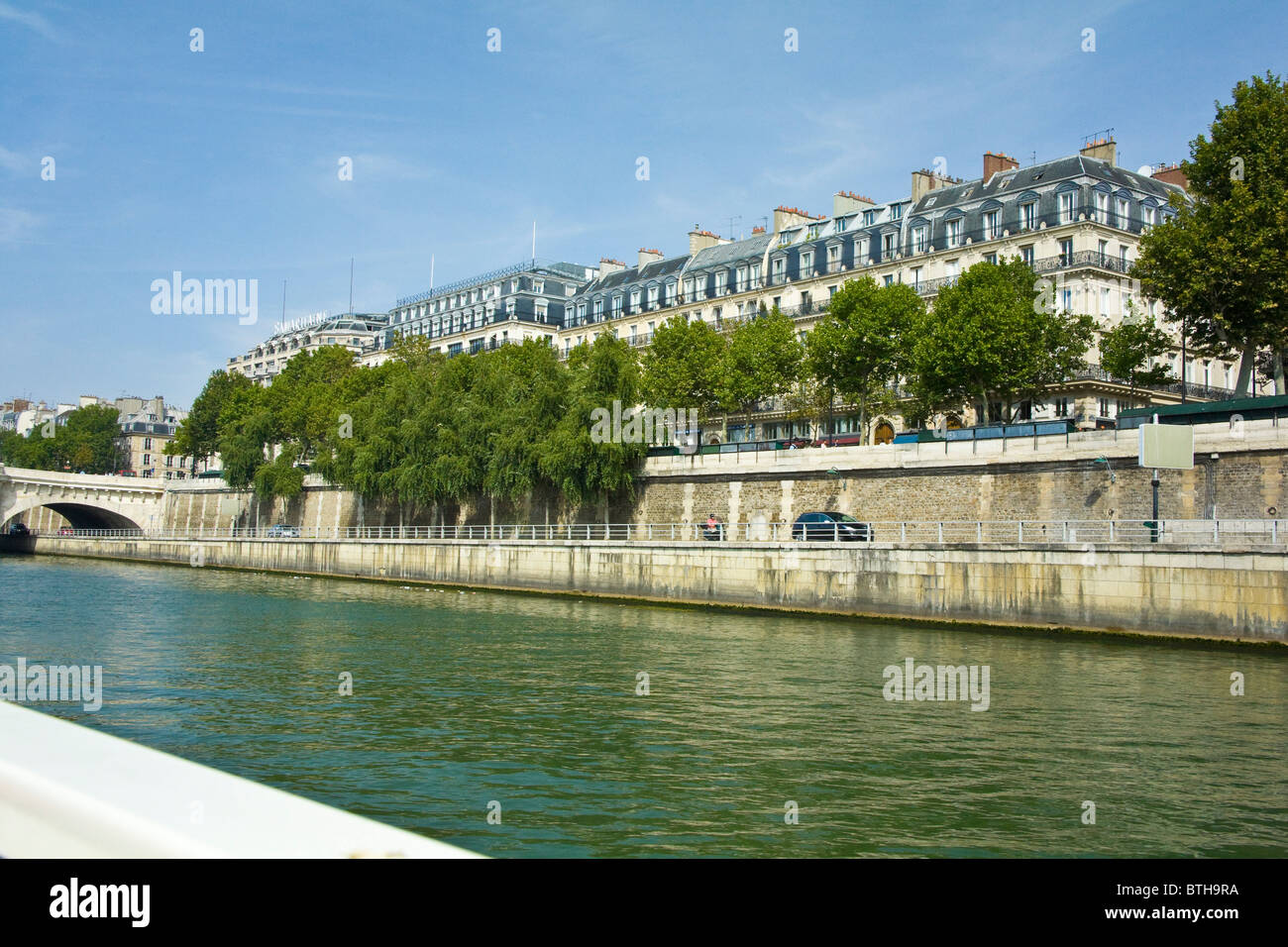 Bridge river seine paris france hi-res stock photography and images - Alamy