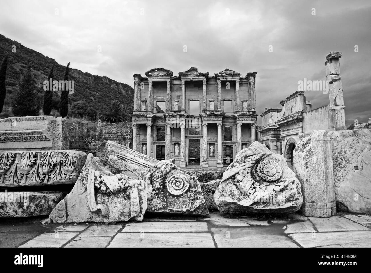 Ancient Library at Ephesus in black and white Stock Photo - Alamy