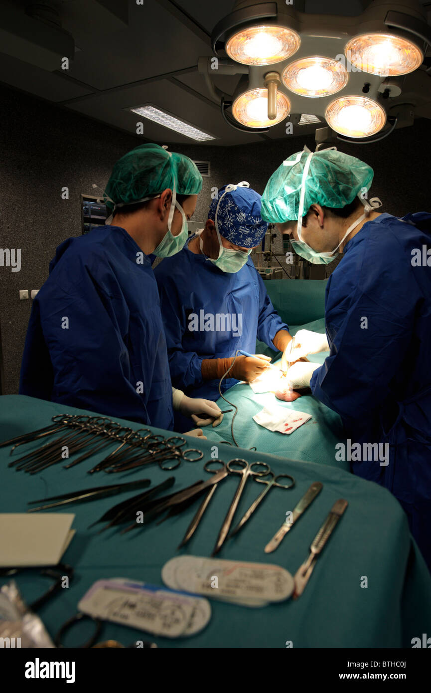 Doctors performing surgery in operating room Stock Photo - Alamy