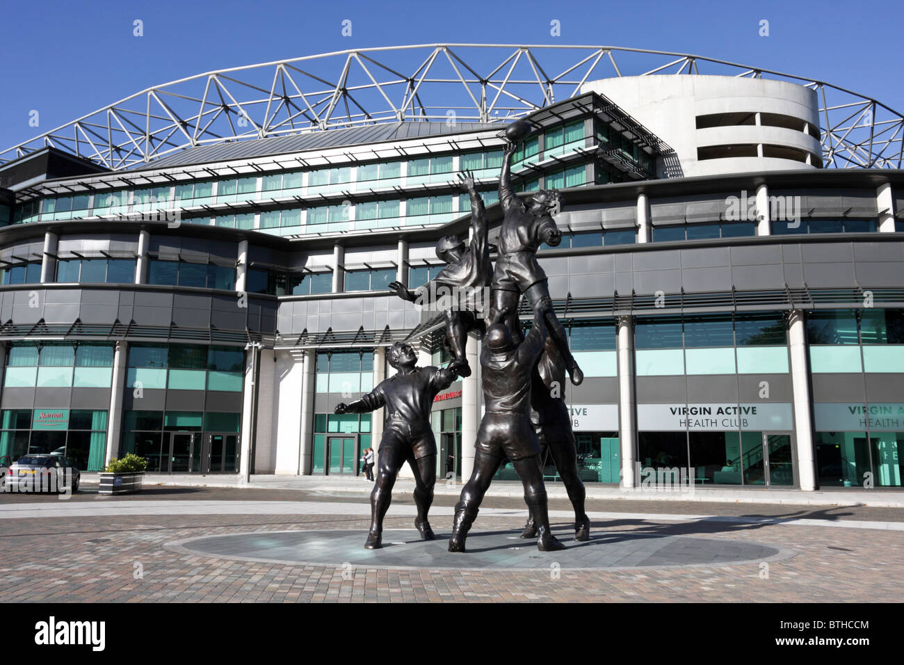 Rugby statue twickenham stadium hi-res stock photography and images - Alamy