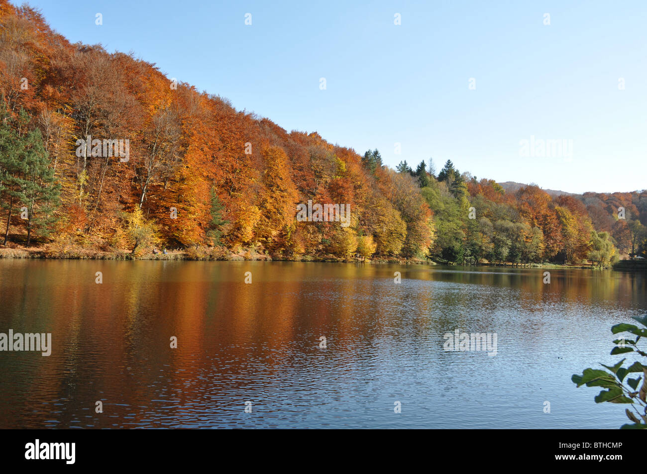 Lake reflecting colorful autumn trees hi-res stock photography and ...