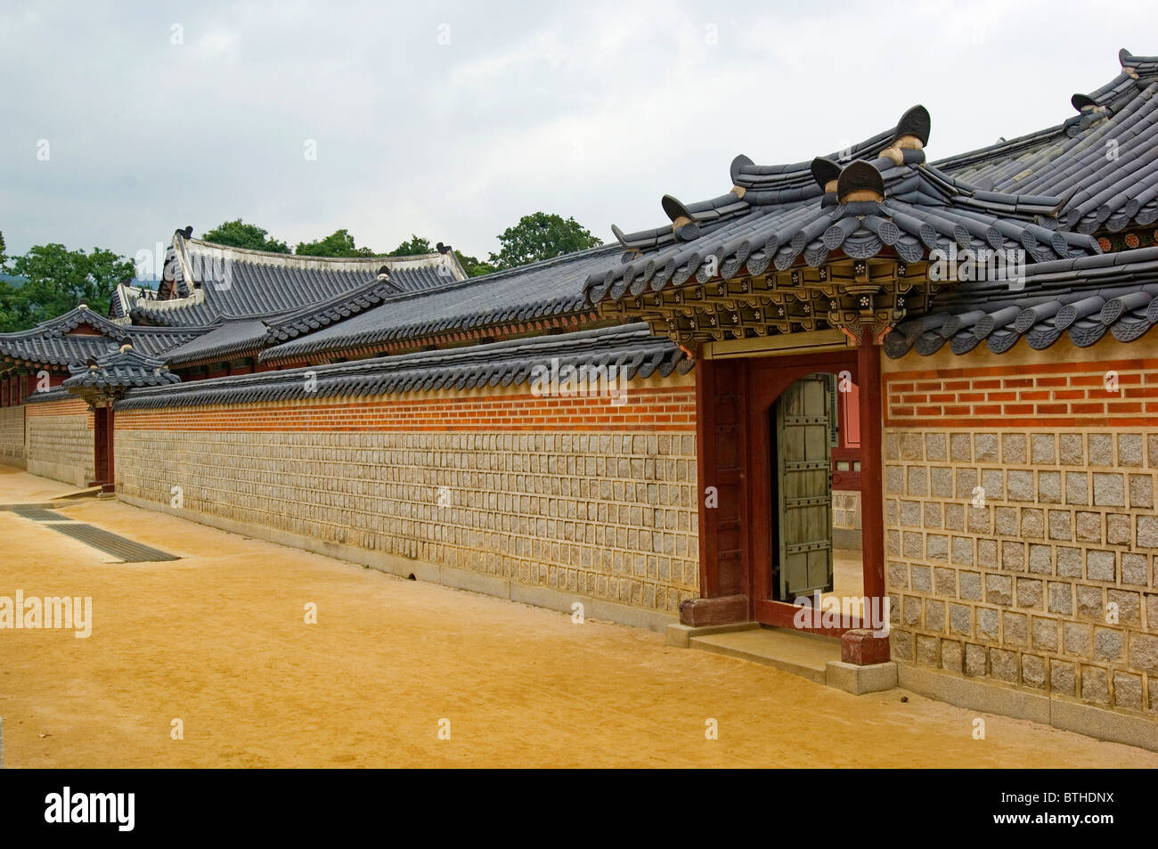 Palace wall in Gyeongbokgung Palace, Seoul, South Korea Stock Photo - Alamy