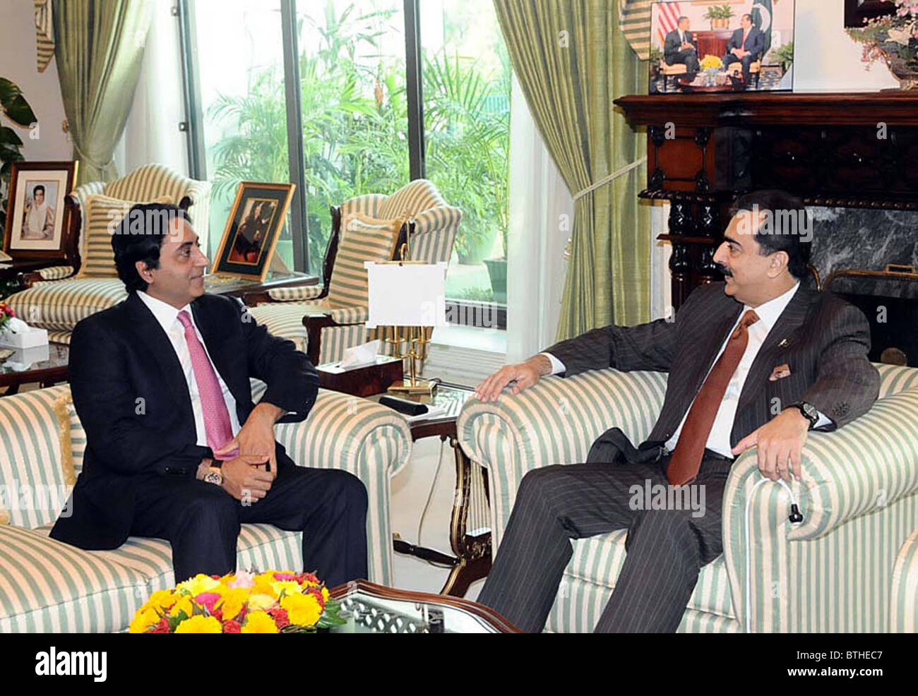 Prime Minister, Syed Yousuf Raza Gillani talks with Federal Minister ...