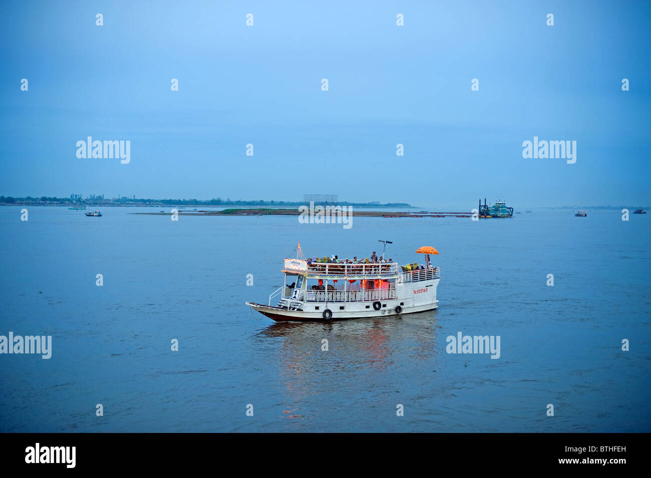 A tour boat on the Tonle Sap, Phnom Penh, Cambodia Stock Photo - Alamy