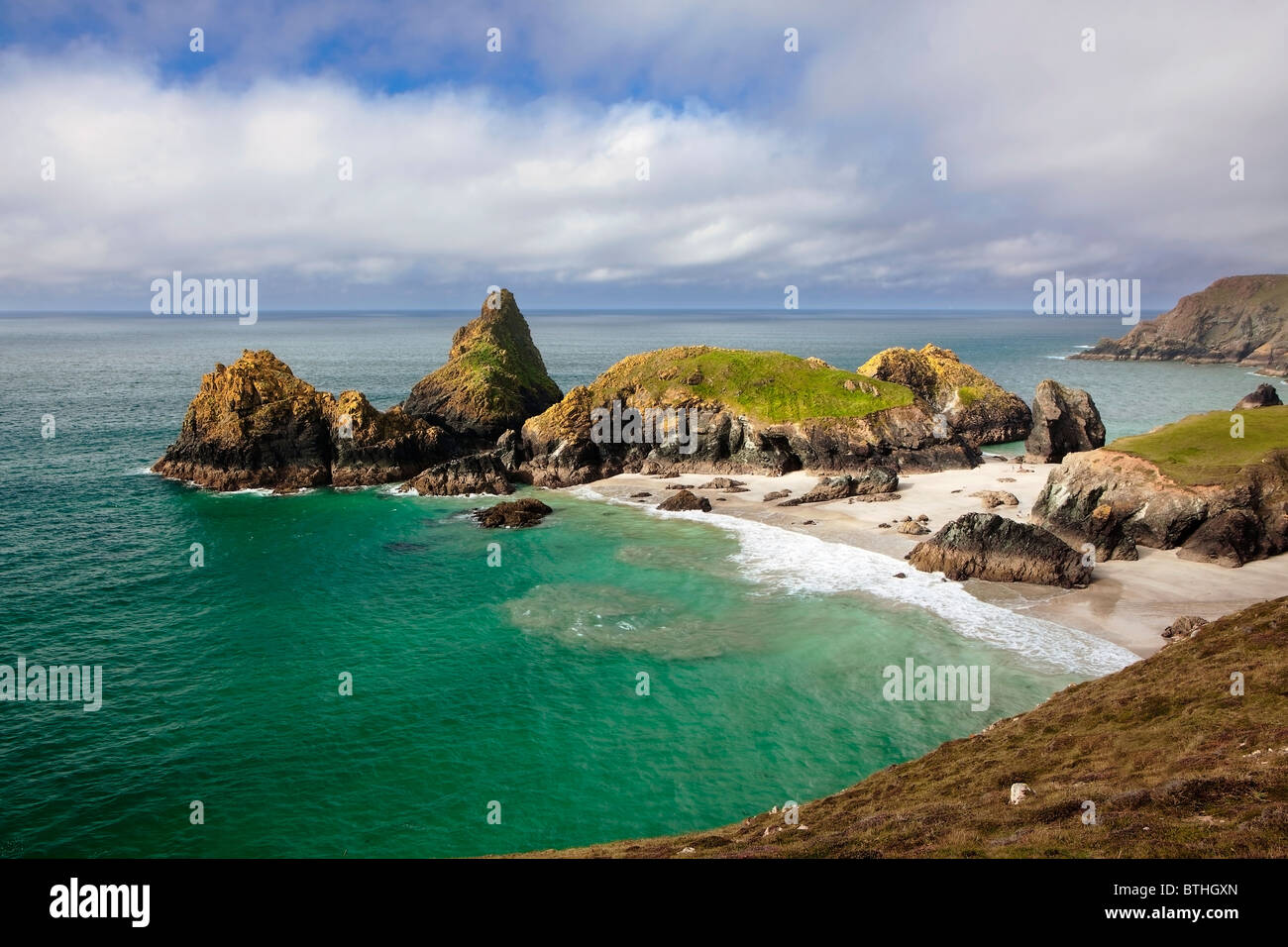 Turquoise sea, white sand and serpentine cliffs at Kynance Cove ...