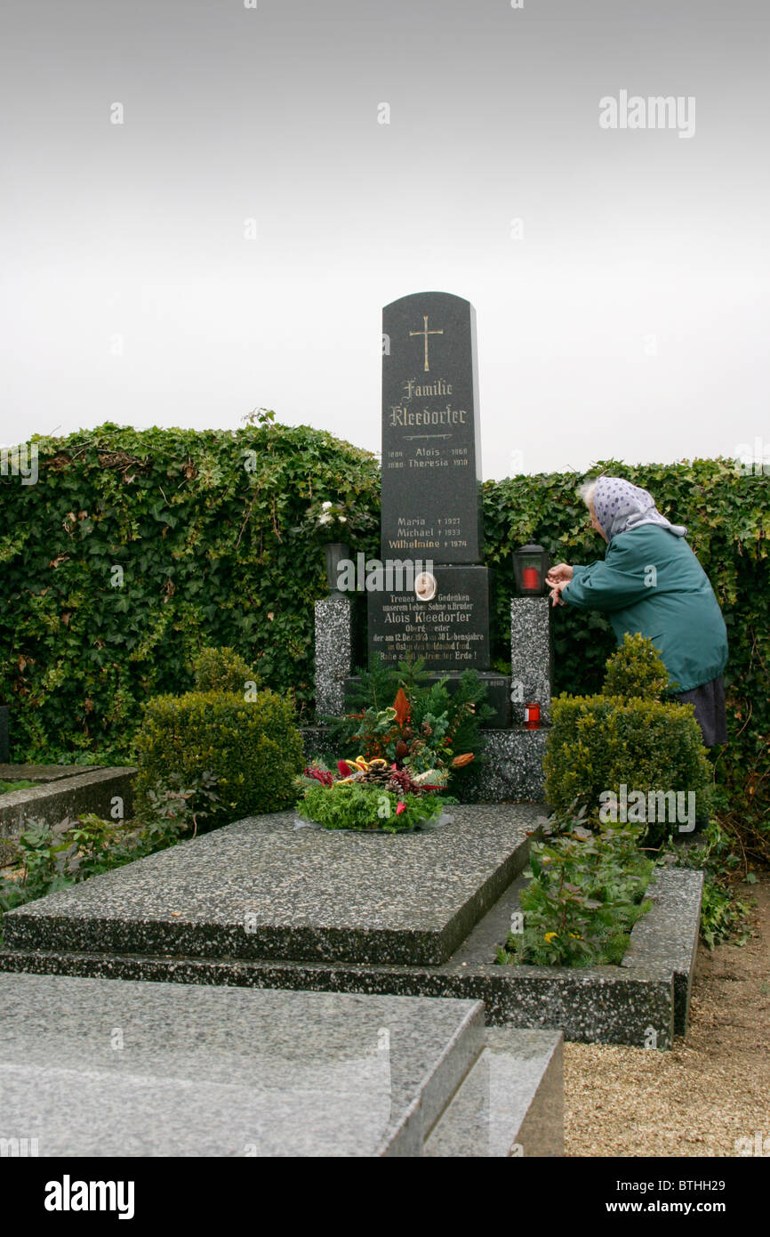 Women at the grave Stock Photo - Alamy