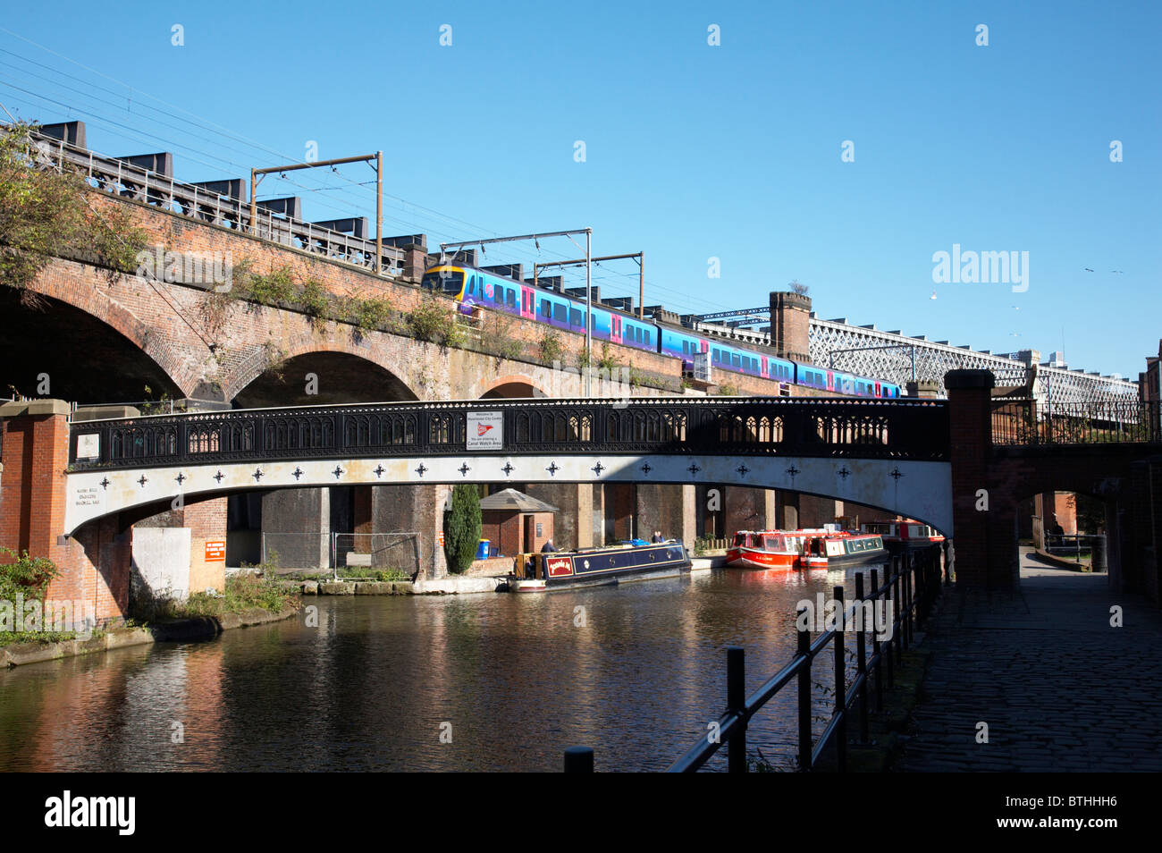 Walk and railway bridge in Castlefield UK Stock Photo - Alamy