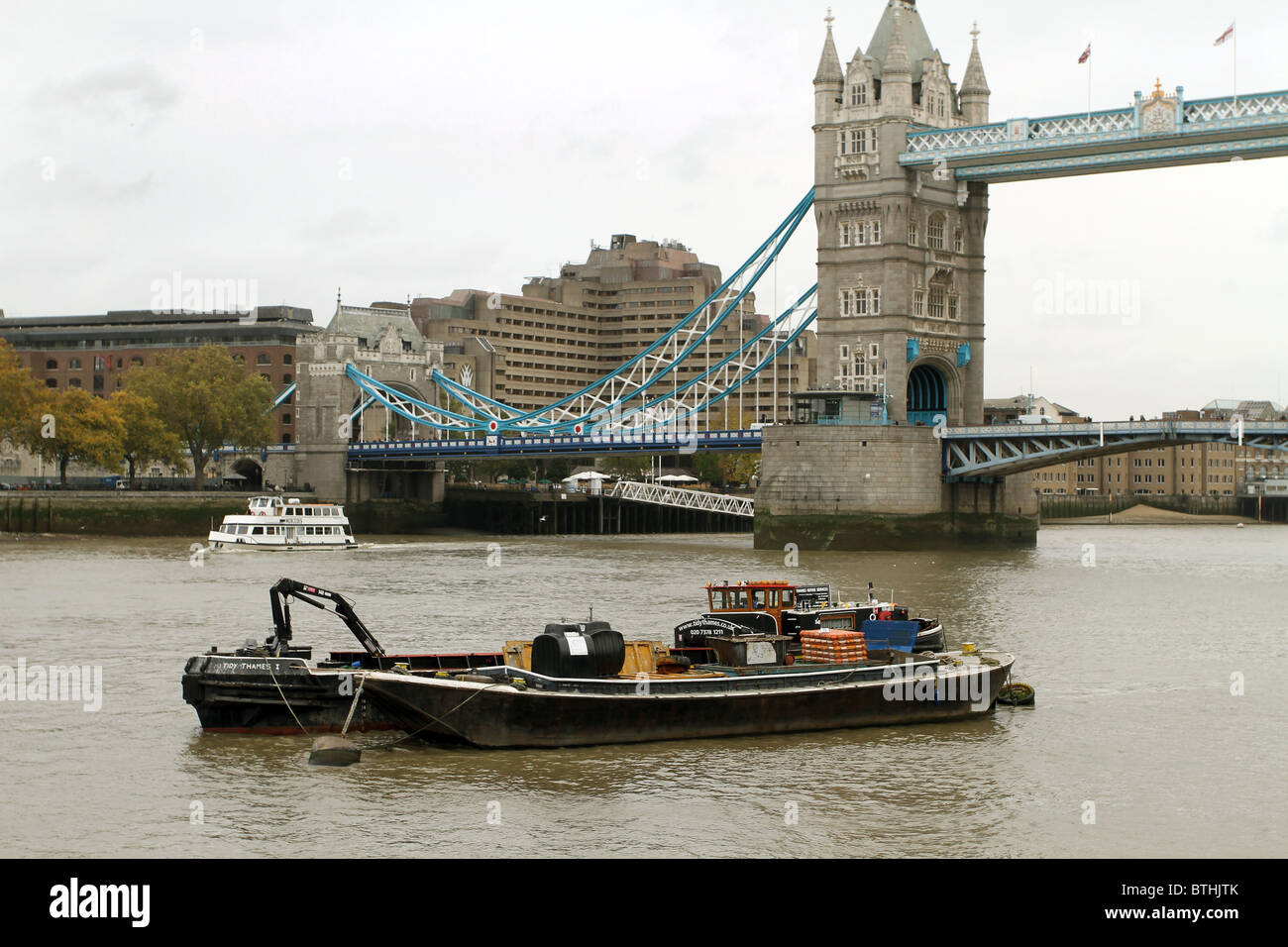 Clean up barge hi-res stock photography and images - Alamy