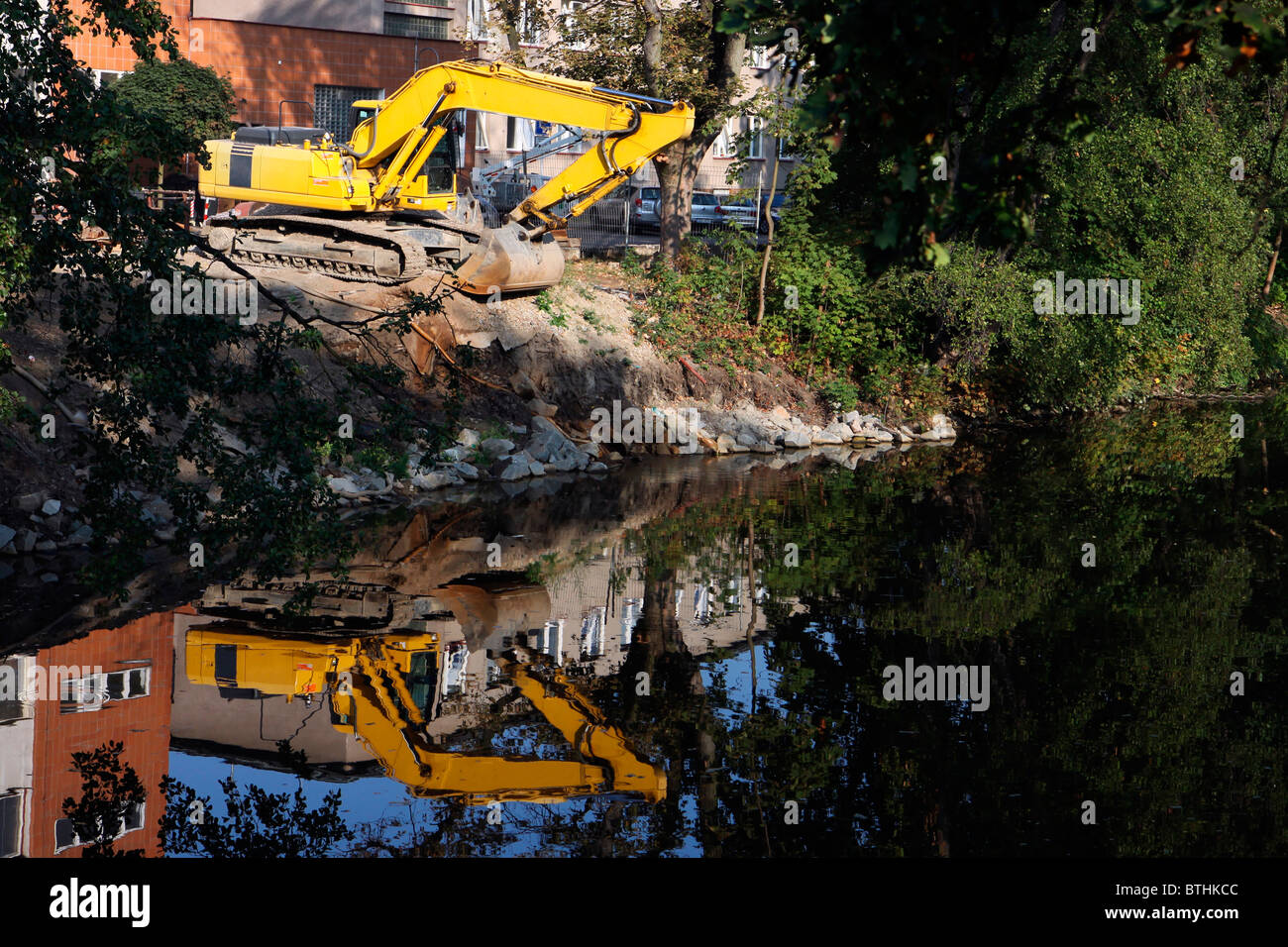 Excavator in water hi-res stock photography and images - Alamy