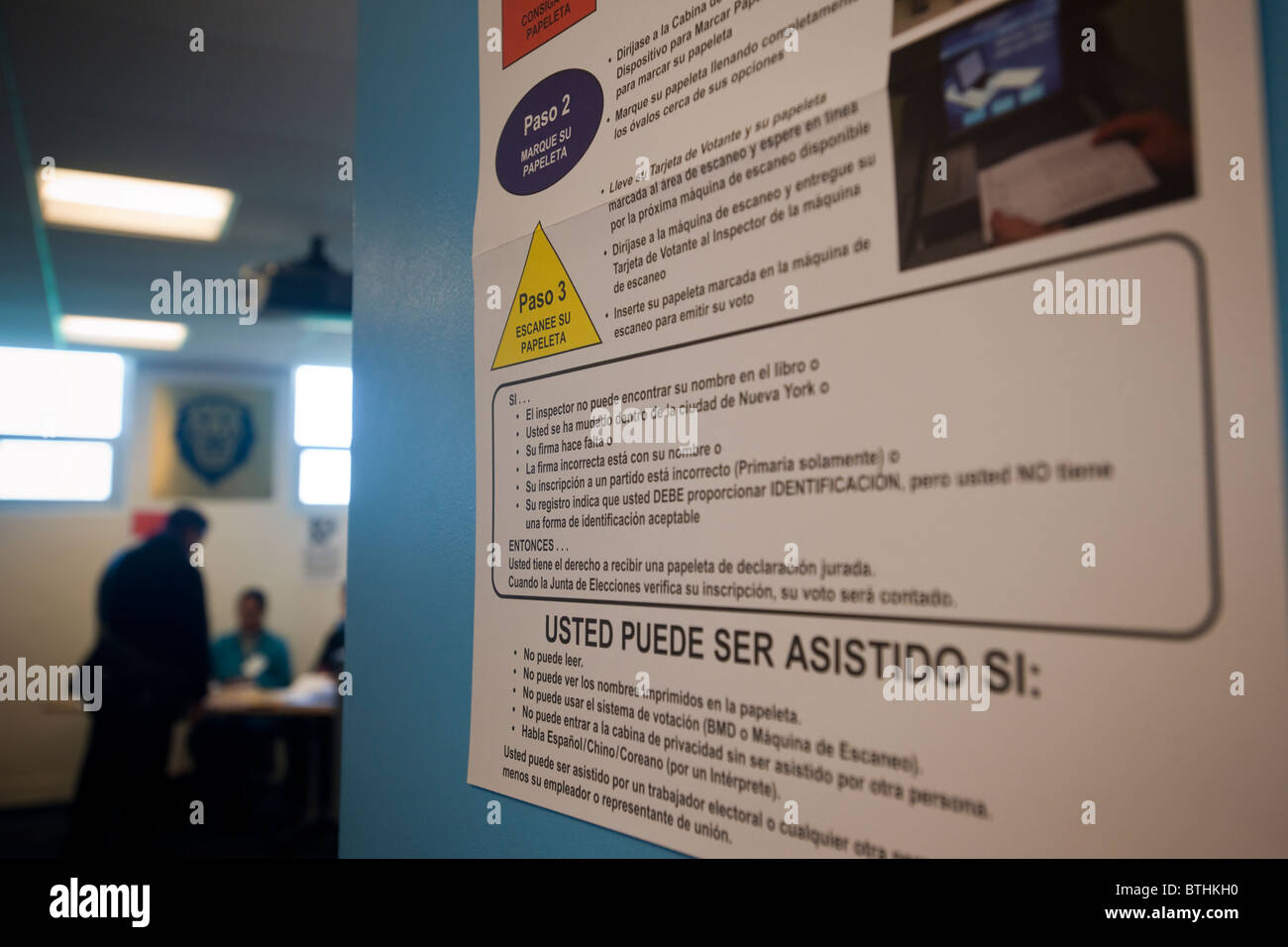 A sign in Spanish instructs voters how to use the electronic voting ...