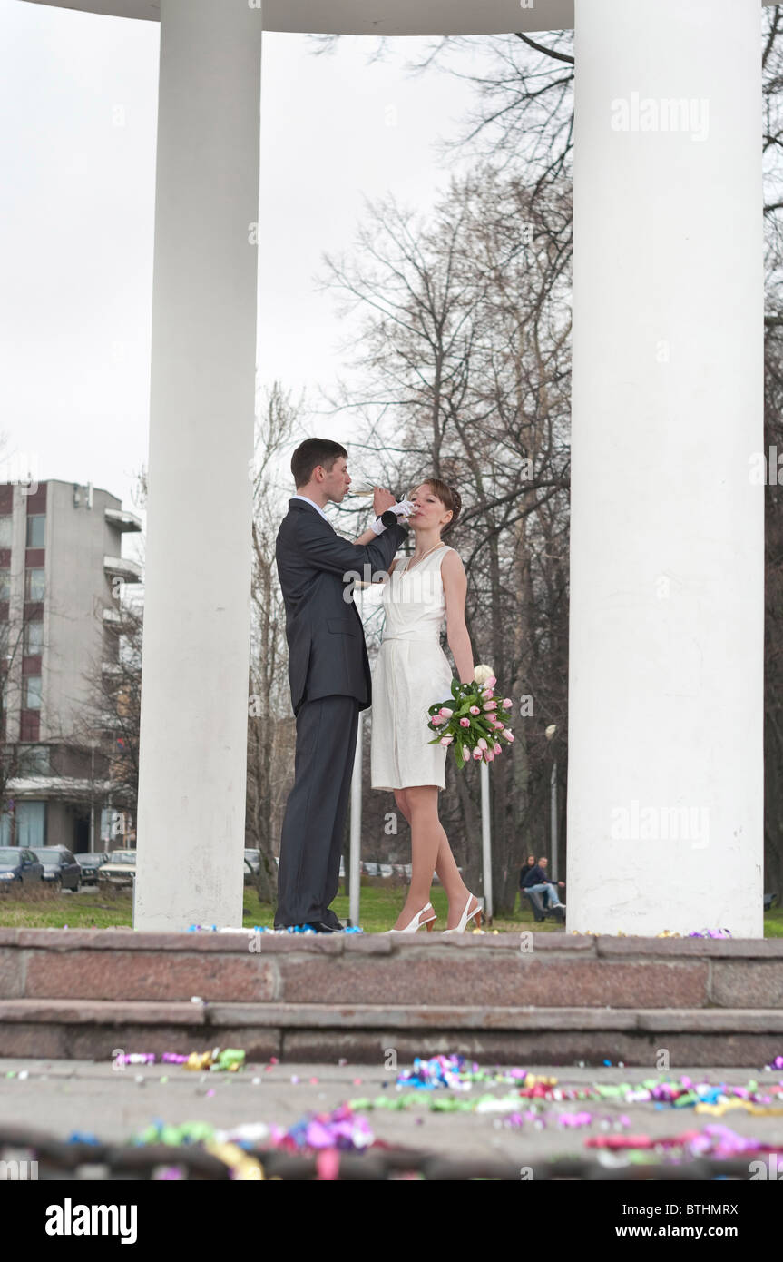 Happy bride and groom with champagne glasses embracing. Russian in ...