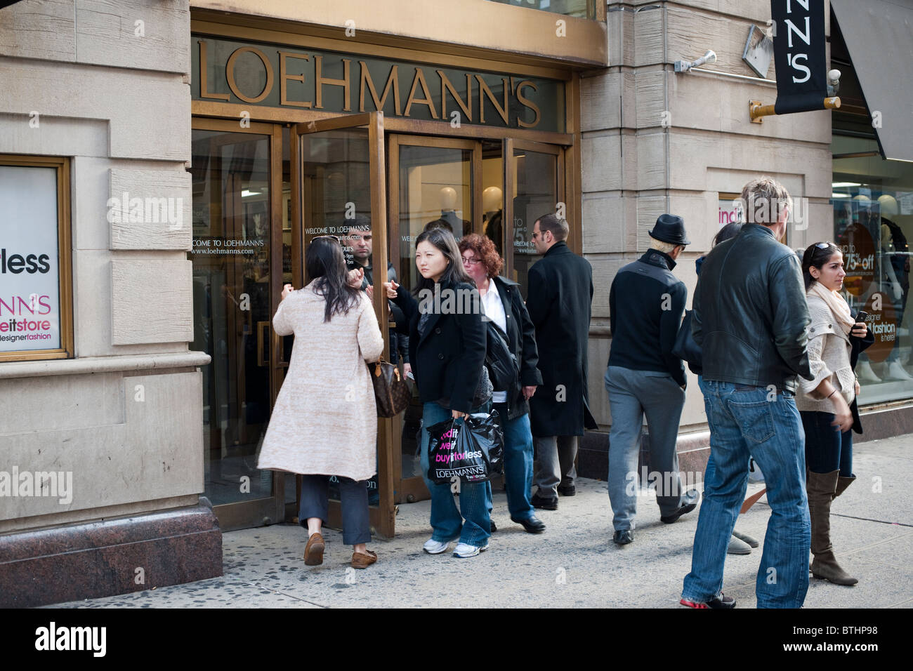 Department store shoppers exterior hi-res stock photography and images ...
