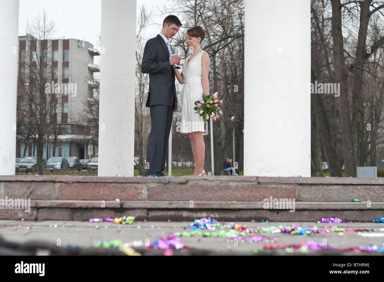 Happy bride and groom with champagne glasses embracing. Russian in ...