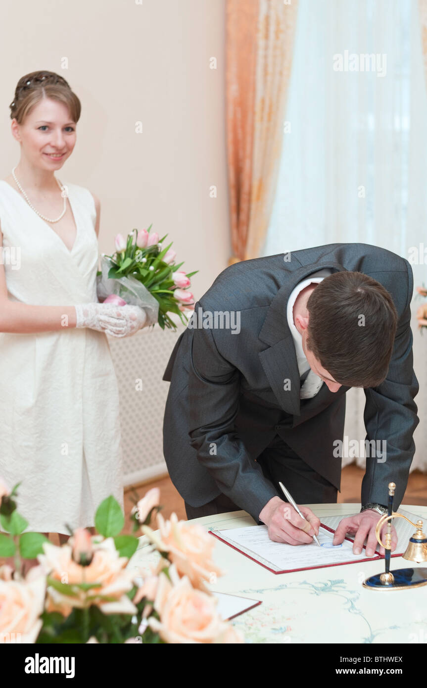 The groom signs the registry office Stock Photo - Alamy