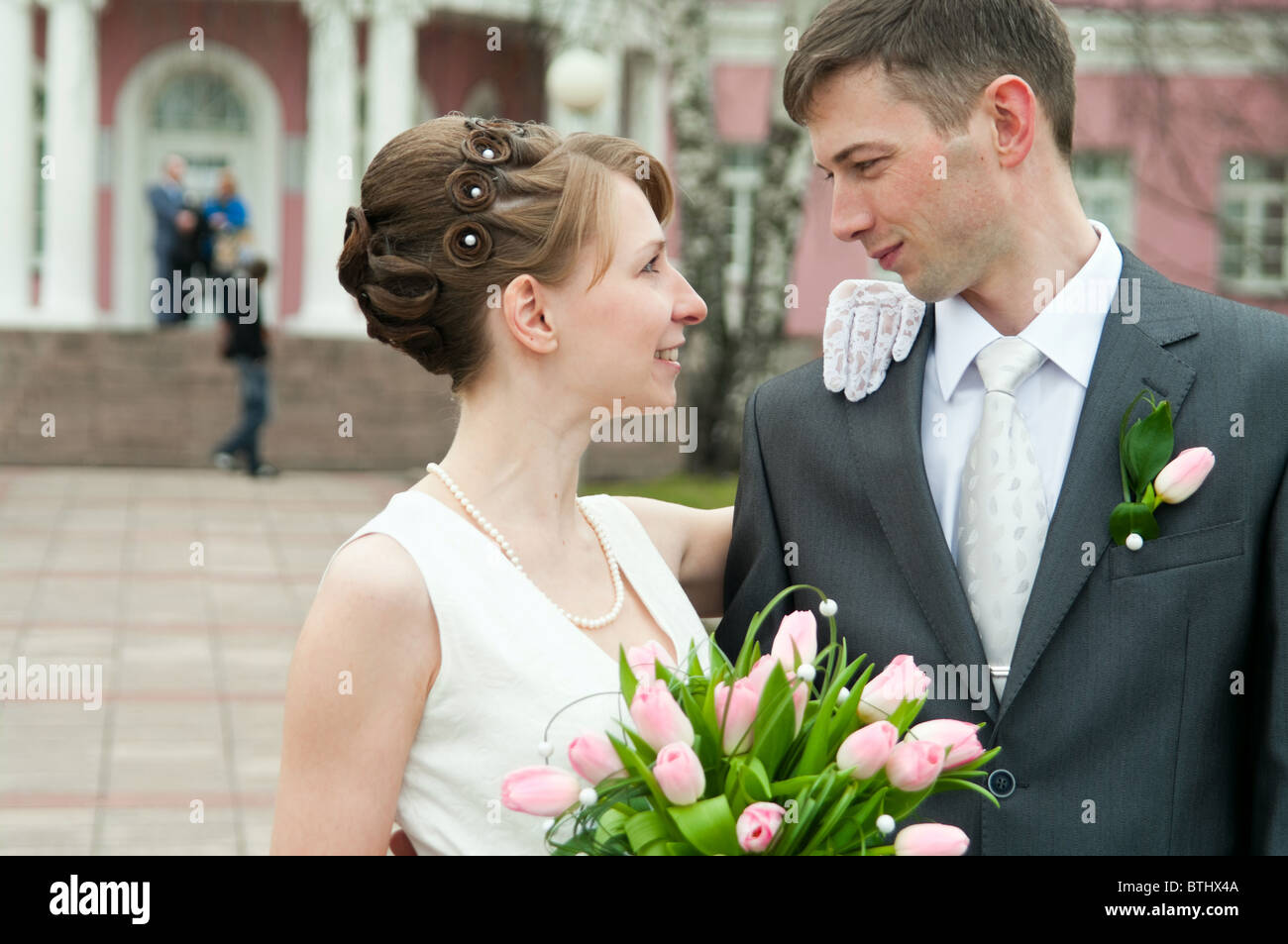 Young loving wedding couple with bunch of flowers. Newlywed pair Stock ...