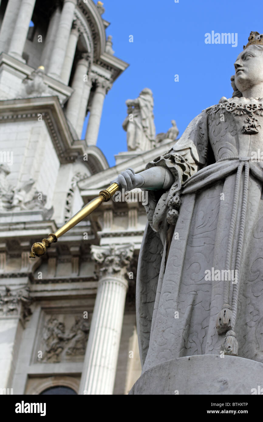 Queen anne statue sculpture hi-res stock photography and images - Alamy