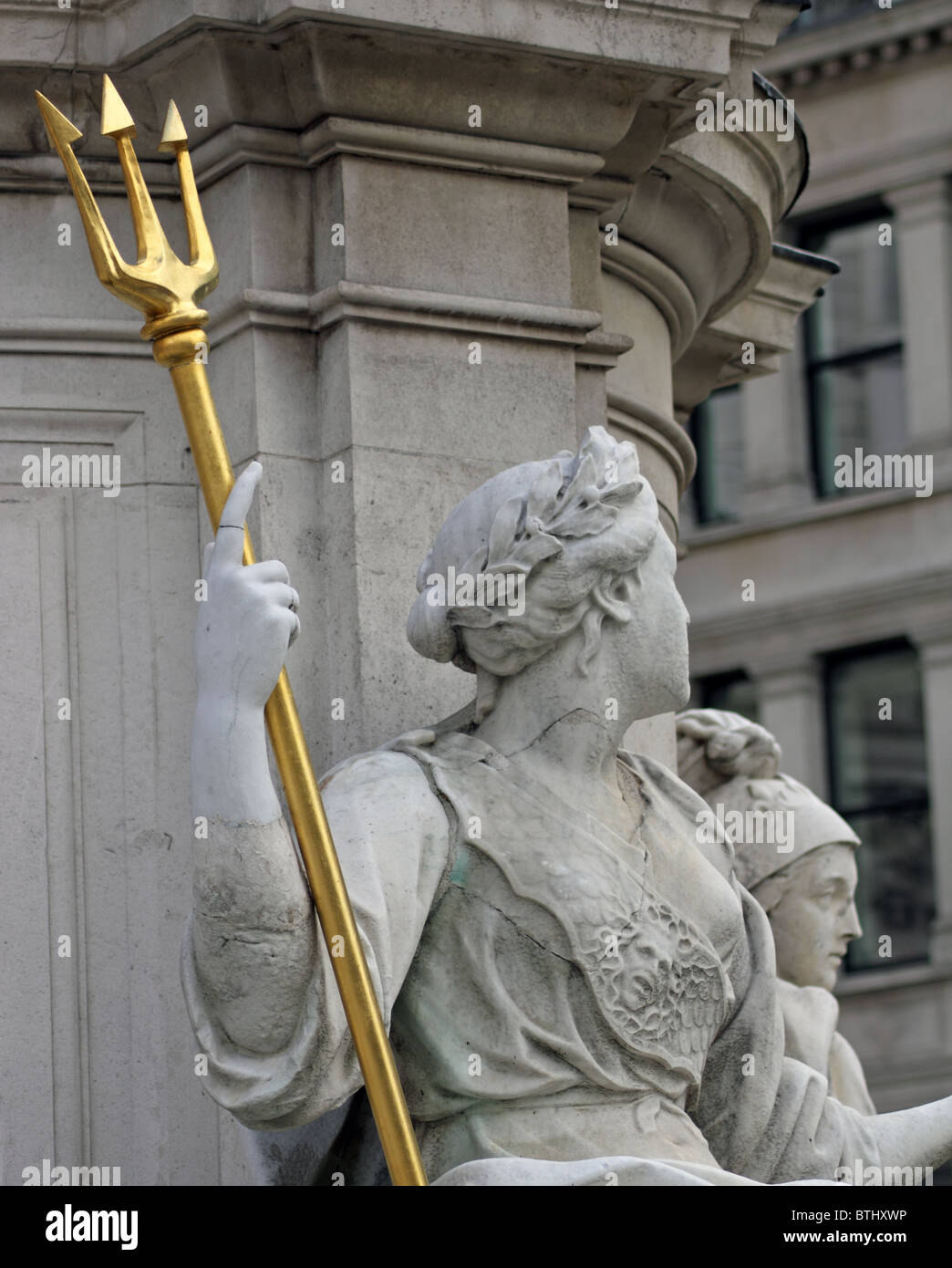Statue outside st pauls cathedral hi-res stock photography and images ...