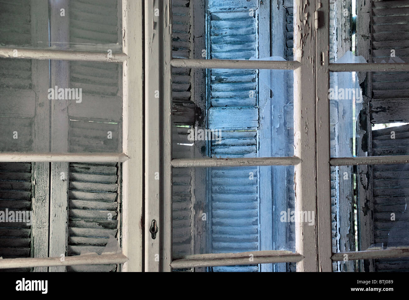 Broken shutter hi-res stock photography and images - Alamy