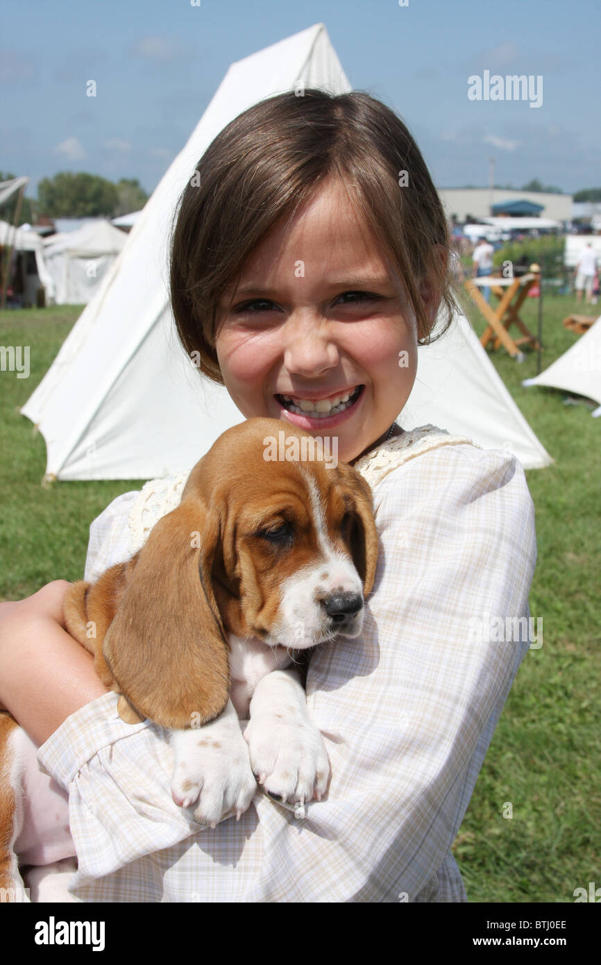 A young girl holding a Beagle puppy Stock Photo - Alamy