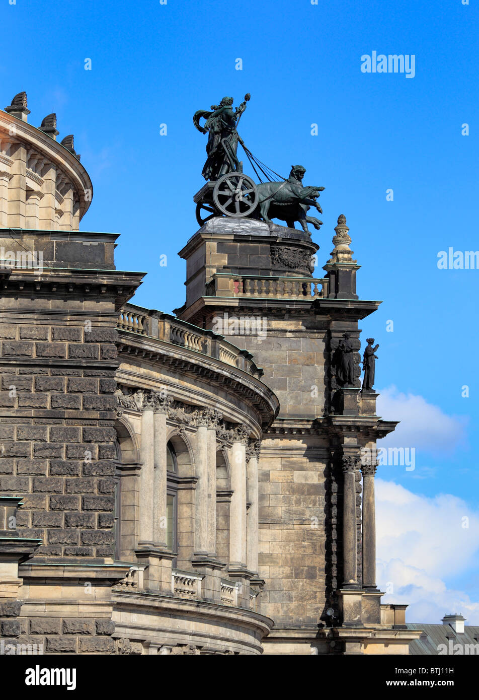 Opera house houses hi-res stock photography and images - Alamy