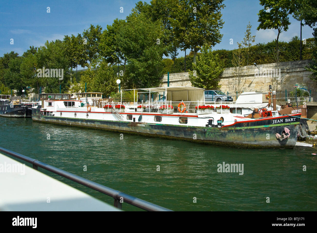 Paris houseboats hi-res stock photography and images - Alamy