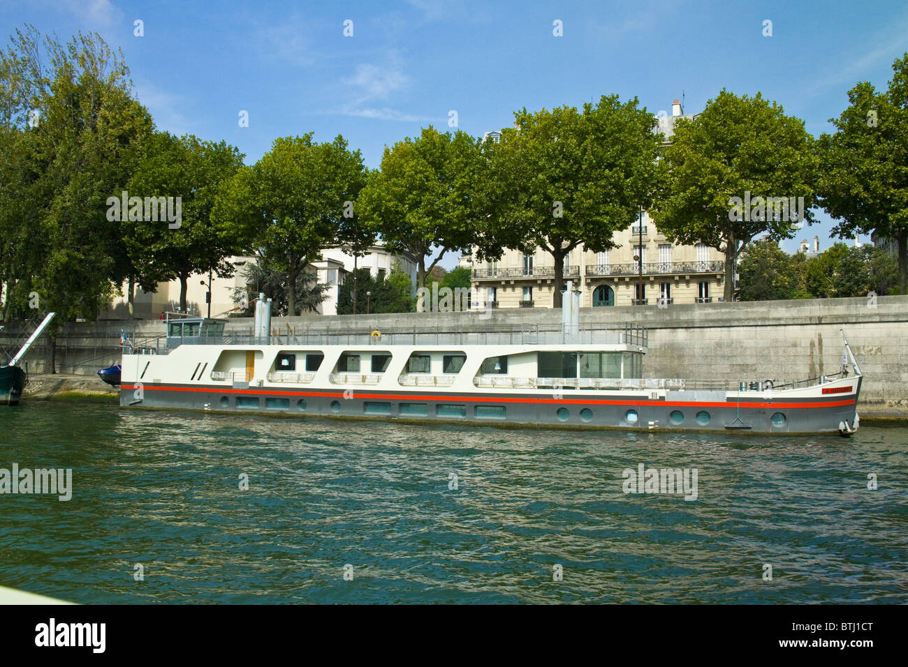 Houseboat on seine river paris hi-res stock photography and images - Alamy