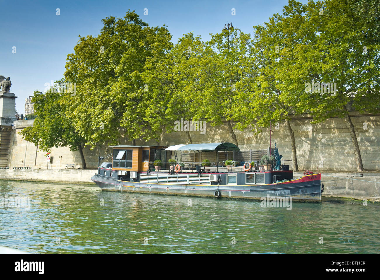 Houseboat on the river Seine, Paris, France Stock Photo - Alamy