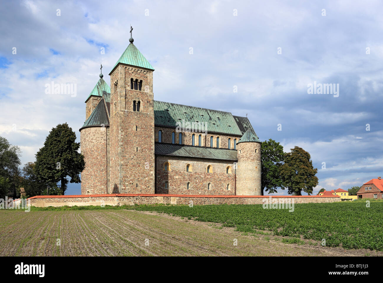 Old romanesque church hi-res stock photography and images - Alamy