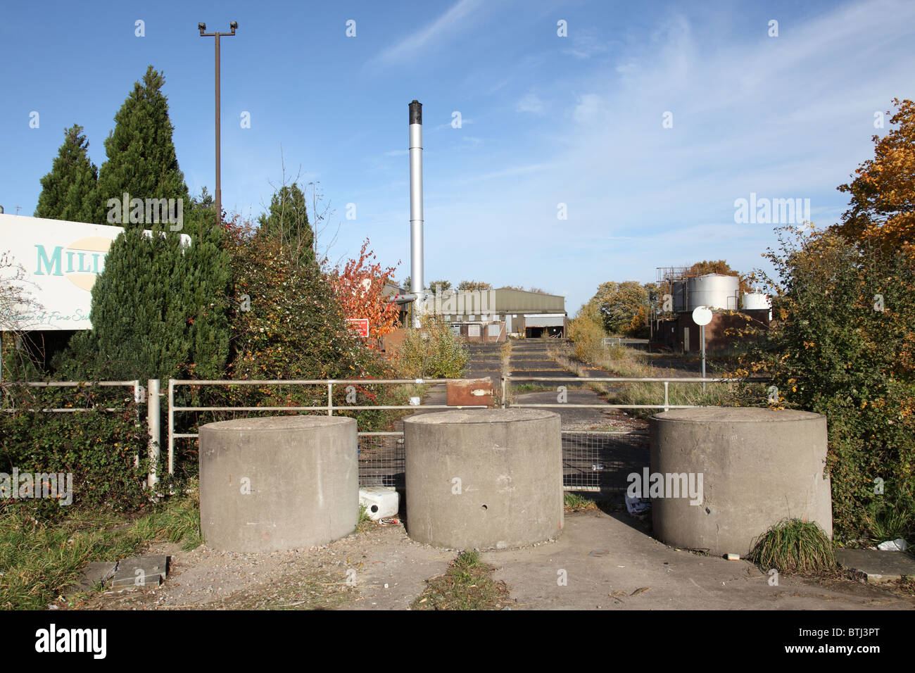 Factory locked gates uk hi-res stock photography and images - Alamy
